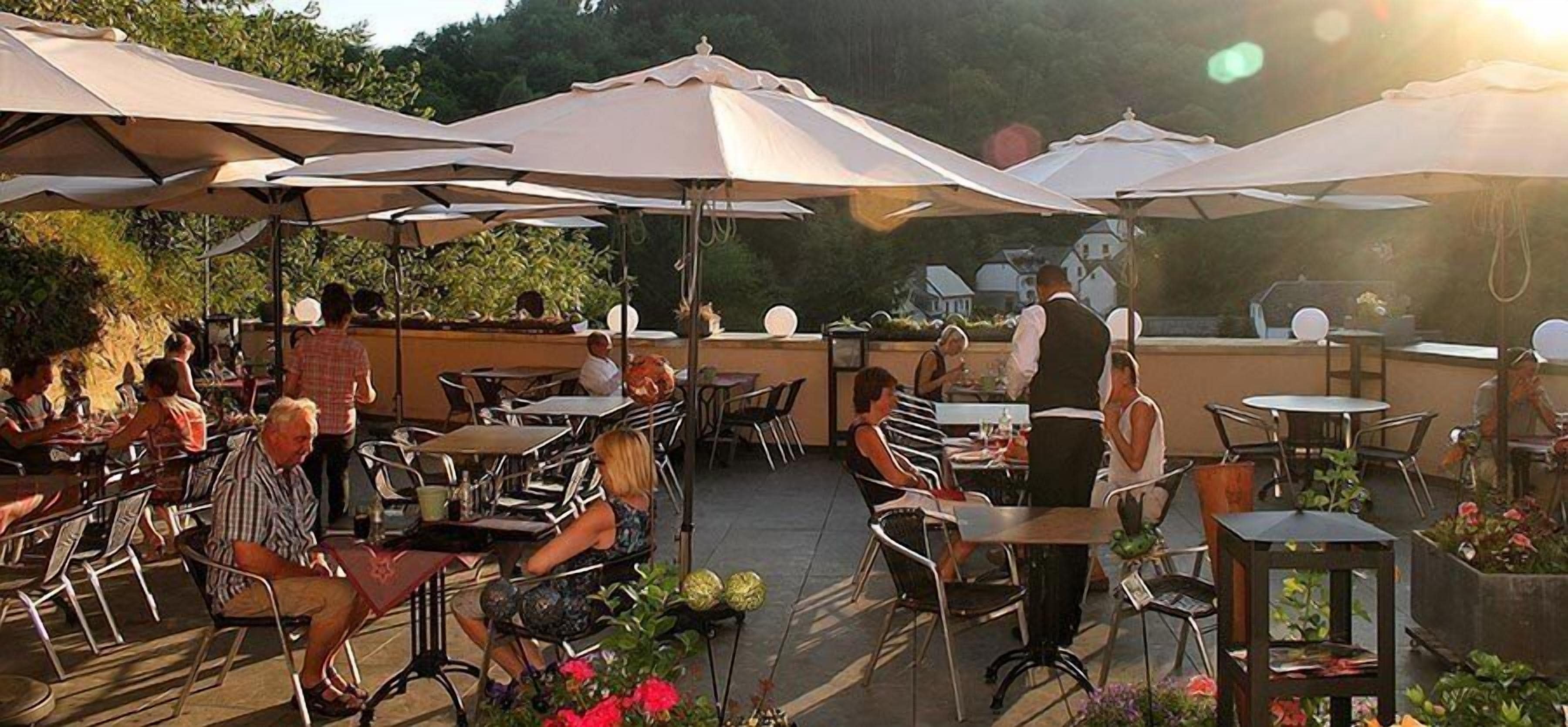 Serviço de almoço e jantar; culinária regional, restaurante ao ar livre 