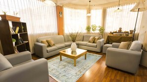 Uma sala de estar moderna com um conjunto de sofá, uma mesa de centro e uma estante.