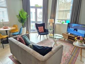 Studio, 1 Bedroom en-suite, air-conditioned (8b Loader Street 2 night min stay) | Sala de estar | Televisor de 43 polegadas com canais digitais, Netflix 