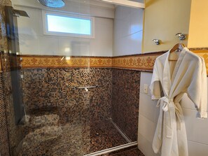 Quarto Luxo SuperKing Vista Baía & Varanda | Banheiro | Produtos de toalete grátis, secador de cabelo, roupões de banho, bidê