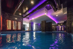 Piscina interior, piscina exterior, da(s) 9:00 à(s) 21:00, guarda-sóis