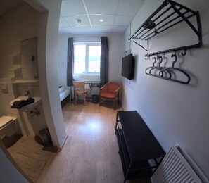 Quarto solteiro | Cofres nos quartos, escrivaninha, camas extras/dobráveis (sobretaxa)