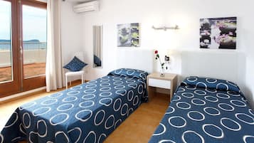 1 quarto, cofres nos quartos, escrivaninha, cortinas blackout