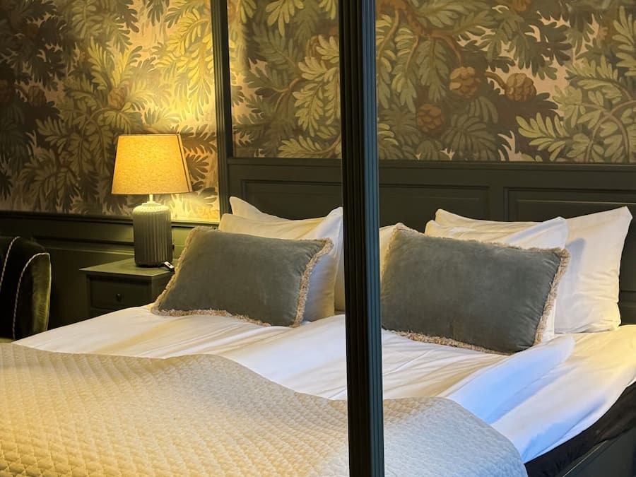 Quarto casal | Escrivaninha, cortinas blackout, ferros/tábuas de passar roupa