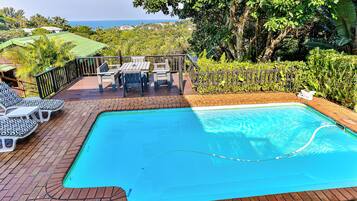 Piscina exterior, da(s) 8:00 à(s) 21:00, guarda-sóis, espreguiçadeiras