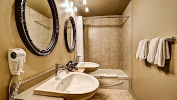 Suite-Estúdio de Luxo, 1 cama king-size | Casa de banho | Uma combinação polibã/banheira, um secador de cabelo