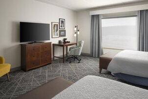 Quarto, 2 camas queen-size, acessível, banheira | Roupa hipoalergénica, cofre no quarto, cortinas/cortinados opacos 