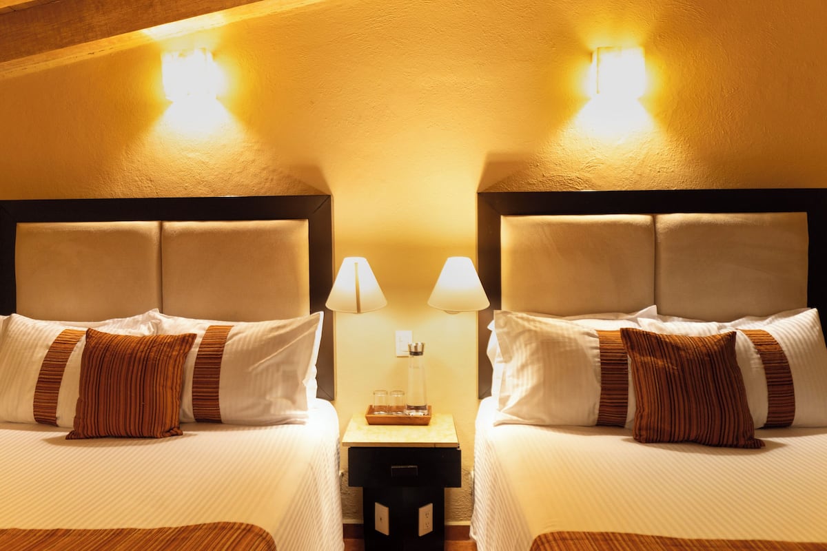 Suíte, várias camas | 1 quarto, escrivaninha, Wi-Fi de cortesia