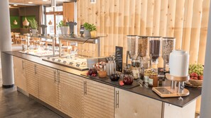 Pequeno-almoço tipo buffet diário mediante uma taxa 