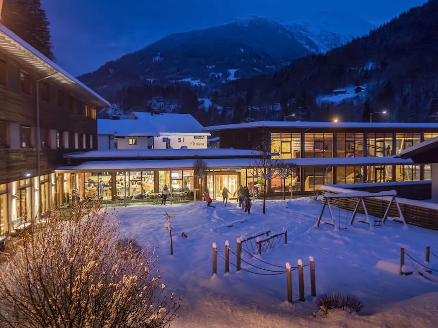 Fachada do alojamento (tarde/noite)