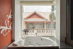 Family Jacuzzi | Frigobar, cofres nos quartos, escrivaninha, cortinas blackout