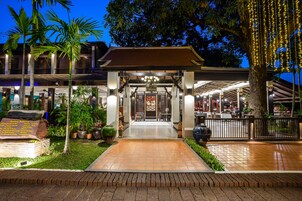 Pequenos-almoços, almoços, jantares servidos, com vista para o jardim 