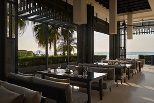 Serviço de café da manhã e almoço, vistas para o mar 