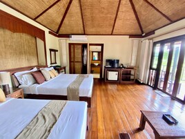 Chalé, vista para o rio | Cortinas/cortinados opacos, roupa de cama fornecida 