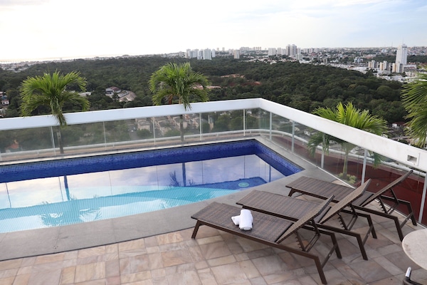 Piscina externa, guarda-sóis, espreguiçadeiras