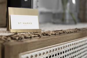 Um cartão com a inscrição "ST. MARKS" apoiado em uma superfície trançada.
