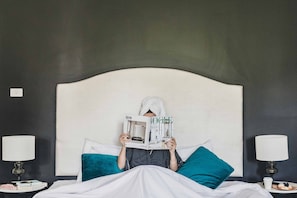 Quarto (King - 3) | Roupa de alta qualidade, secretária 