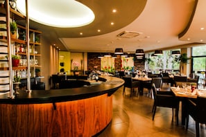 2 bares/lounges, gastropub