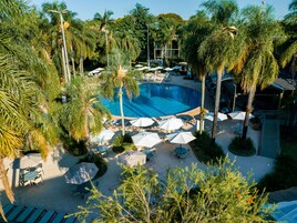 Piscina interna, piscina externa, funciona das 8h às 22h, guarda-sóis