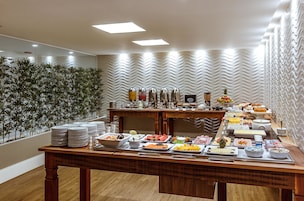 Pequeno-almoço tipo buffet diário (50 BRL por pessoa)