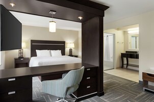 Quarto Standard | Cofre no quarto, secretária 