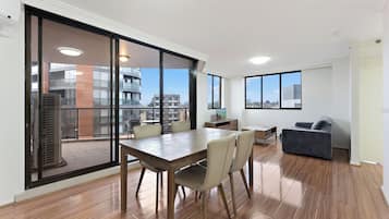 Apartamento, 2 quartos, 2 banheiros | Área de estar | Smart TV