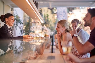 10 bares/lounges, 3 bares junto à piscina, um bar de praia