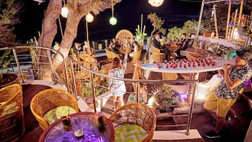 10 bares/lounges, 3 bares ao lado da piscina, bar na praia