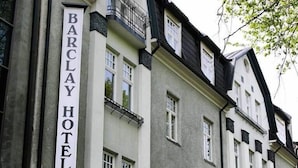 Um edifício com uma placa que diz "Barclay Hotel" e outra placa com a inscrição "Eesti Resiotan".