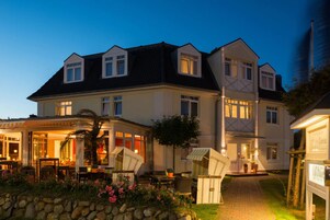 Fachada do alojamento (tarde/noite)