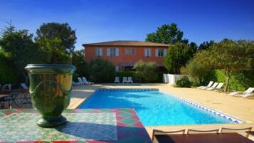 Piscina externa sazonal, funciona das 10h às 19h, guarda-sóis