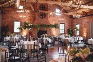 Roupas de cama premium, cofres nos quartos, escrivaninha