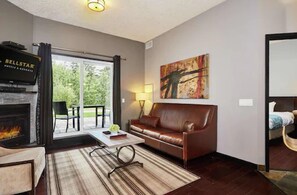 Apartamento, 1 cama king-size | Edredões de penas, camas de colchão pillowtop, ferro/tábua de engomar 