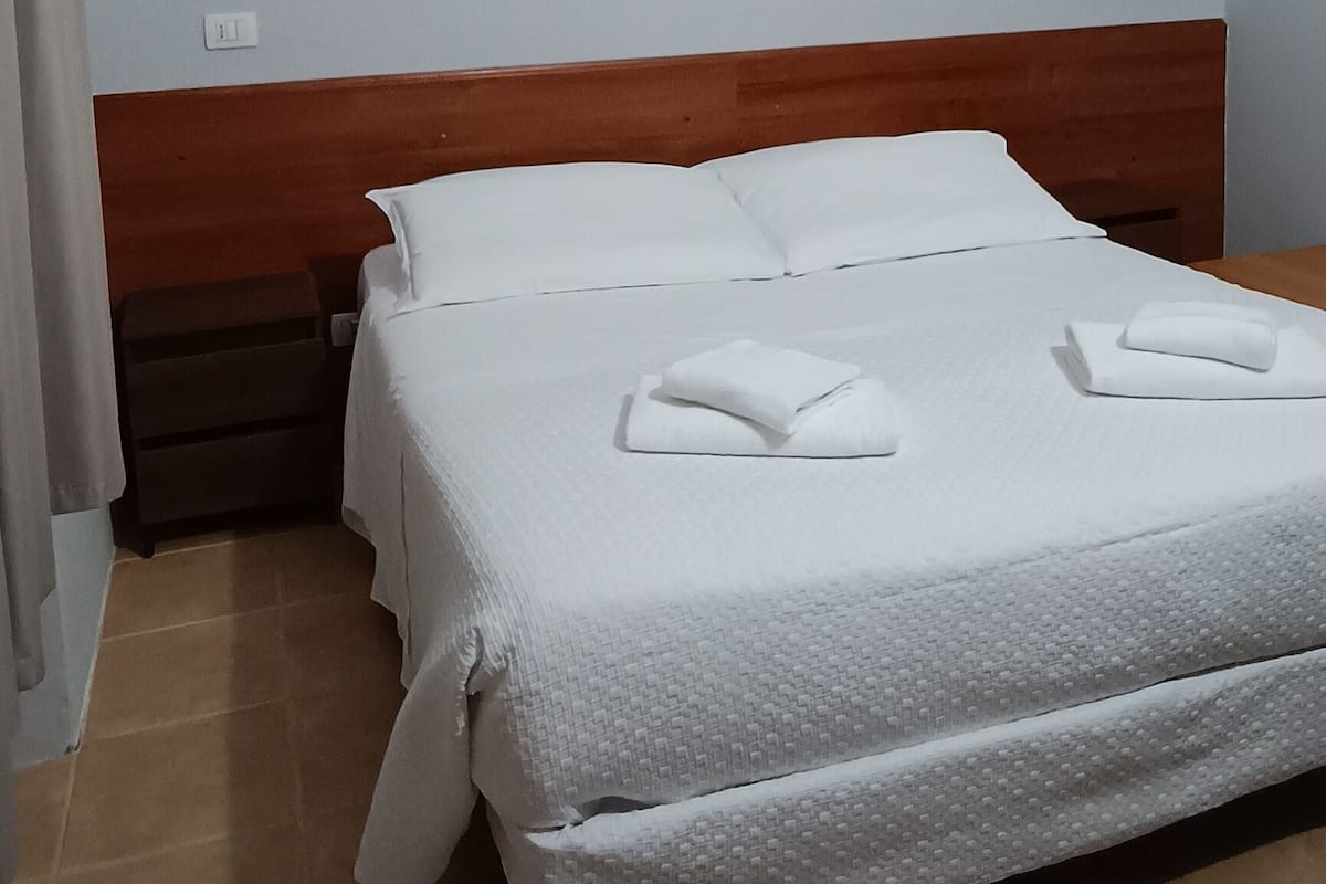 Quarto Económico | Lençóis italianos Frette, roupa de alta qualidade, edredões de penas