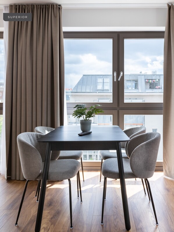 One-bedroom Suite L | Sala de estar | Smart TV