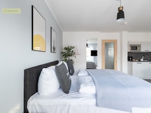 Suite L with sofa bed | Com decoração personalizada, com mobília individualizada, secretária