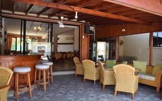 Serve café da manhã e almoço 