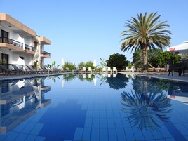 Piscina externa sazonal, funciona das 8h às 19h30, guarda-sóis