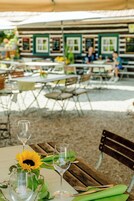 Serviço de almoço e jantar, vistas para o jardim 