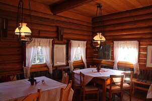 Serviço de almoço e jantar, vistas para o jardim 