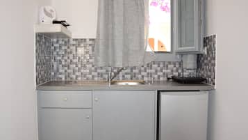 Estúdio, 1 quarto | Kitchenette privada | Um frigorífico, uma placa de cozinha, uma chaleira elétrica