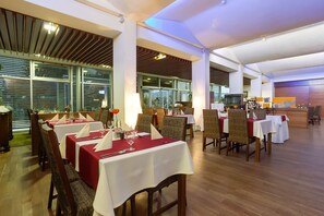 Café da manhã com buffet grátis todos os dias