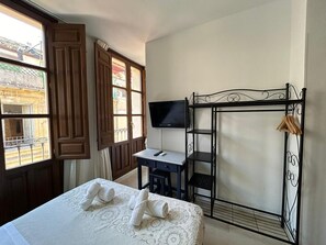 Quarto casal | Escrivaninha, Wi-Fi de cortesia, roupa de cama