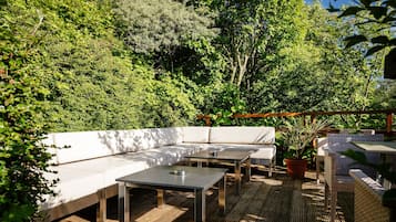 Terraço com espreguiçadeiras