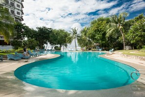 2 piscinas exteriores, da(s) 8:00 à(s) 18:00, espreguiçadeiras 