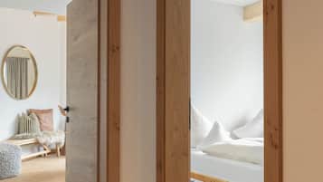 Suite, varanda | Roupa de alta qualidade, minibar, cofre no quarto, Wi-fi grátis