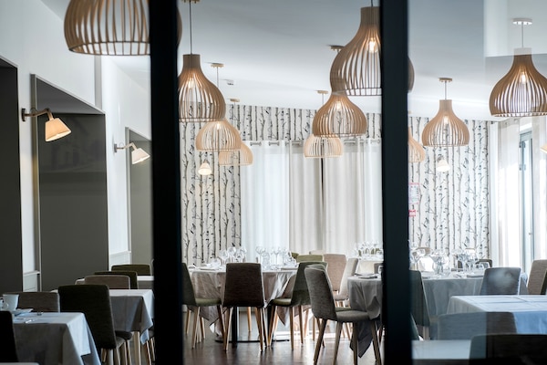 Pequenos-almoços, almoços, jantares servidos, cozinha francesa