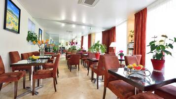 Café da manhã com buffet todos os dias (EUR 14 por pessoa)