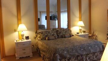 Quarto, 1 cama king-size (Master Suite) | Com decoração personalizada, com mobília individualizada, secretária