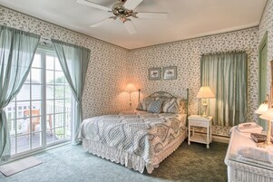 Suite, 1 quarto, banheira de hidromassagem (Terrace Suite) | Com decoração personalizada, com mobília individualizada, secretária 